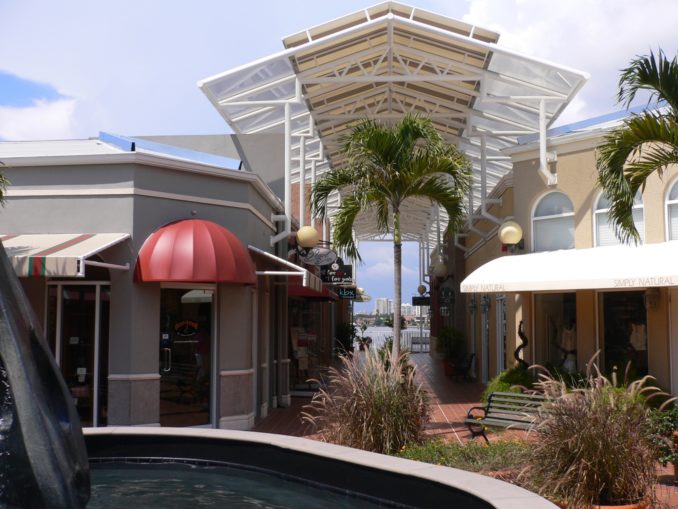 The Village Shops on Venetian Bay in Naples mit 45 Geschäften